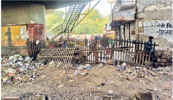 Temporary path made on track by breaking nets, dangerous | जालियां तोड़ ...