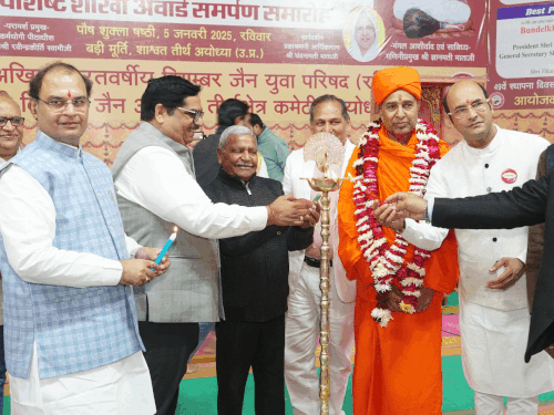 ayodhya. Abhishekam of 31 feet high statue of Lord Rishabhdev | भगवान ...