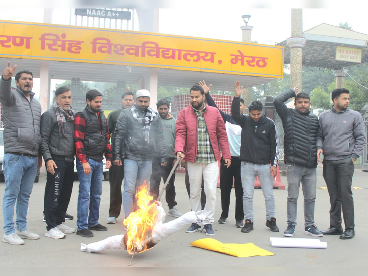 meerut news news meerut meerut students protest Students burnt an ...