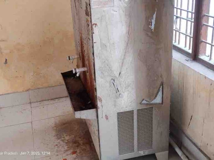 The toilet of Dariyabad railway station remains closed | दरियाबाद रेलवे ...