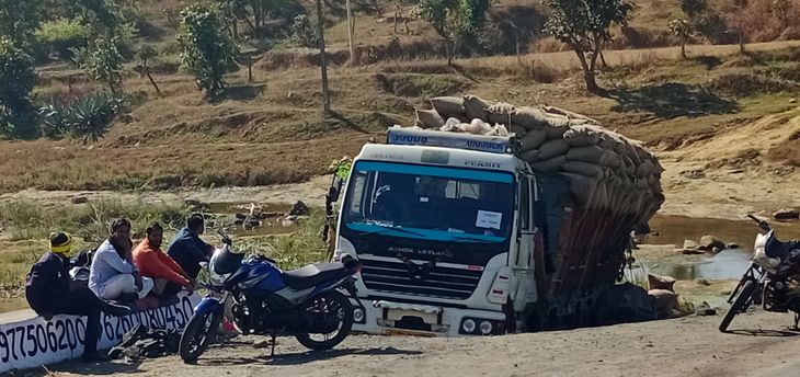 Accident averted: Truck could not climb the ghat, landed in the drain