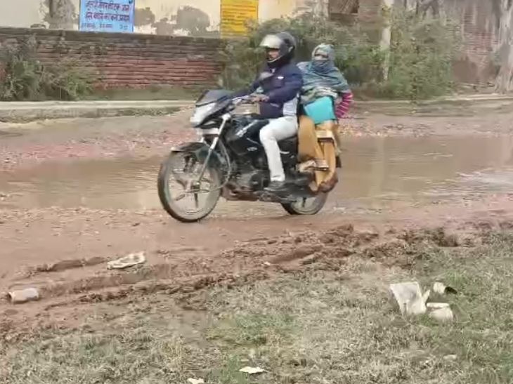 4-4 feet deep pits are becoming the cause of accidents | 4-4 फुट के ...