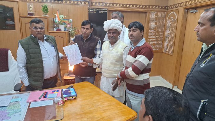 Devsena handed over a demand letter to the collector in the name of CM ...