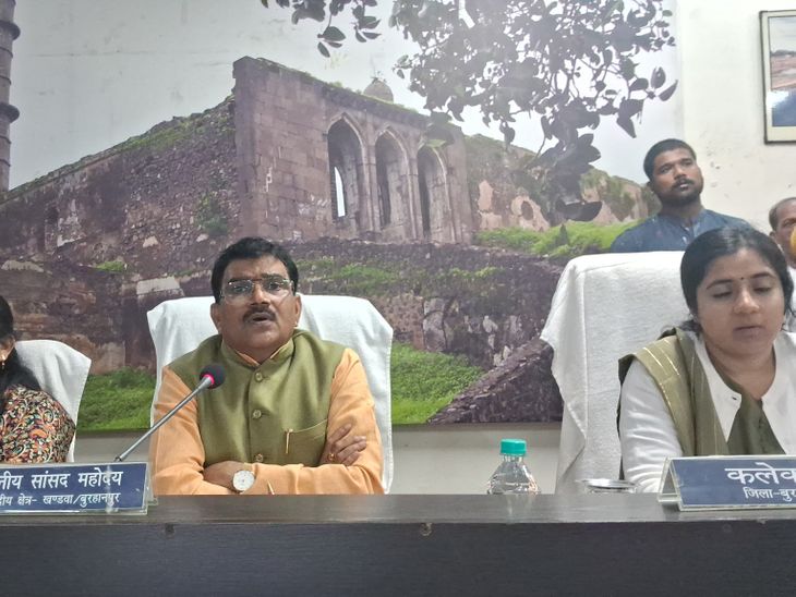 The MP reprimanded the SDO of the PHE department | सांसद ने पीएचई विभाग ...