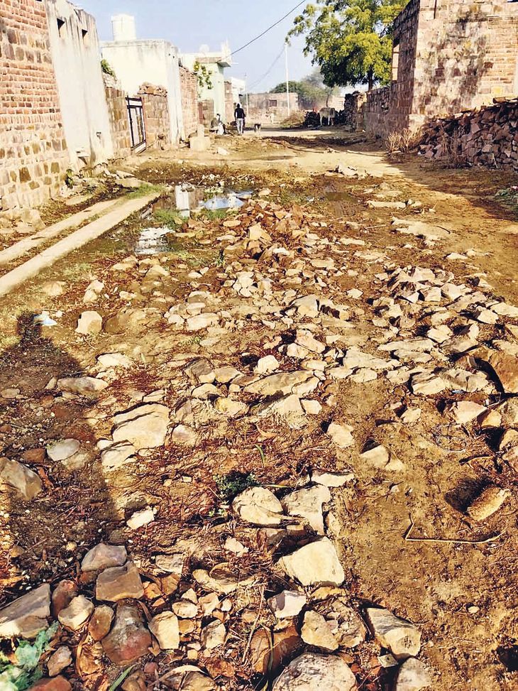 There is no paved road, mud is spreading on common roads | पक्की सड़क नहीं, आम रास्तों पर फैल ...