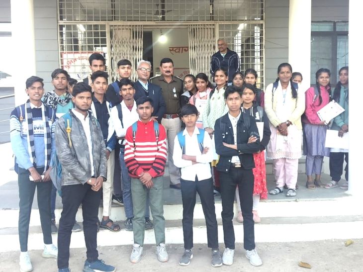 School children arrived to visit police station in Tyonda | त्योंदा में थाना भ्रमण पर पहुंचे ...
