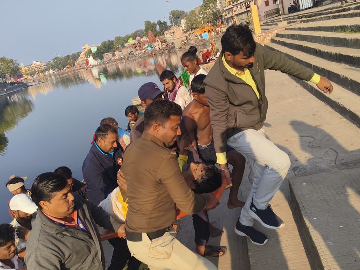 Indore youth fell into deep water, SDERF jawans saved his life | शिप्रा ...