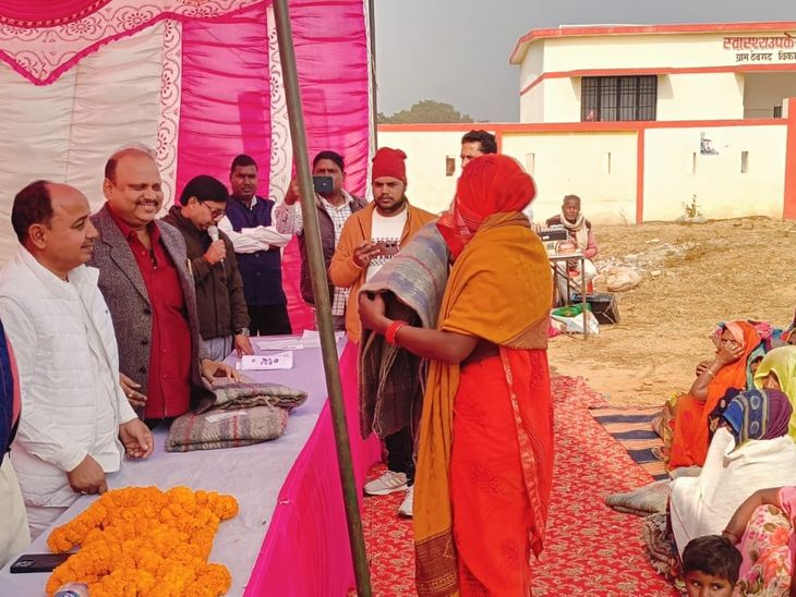 Protection from cold: Poor people got relief in Ghorawal | ठंड से बचाव ...