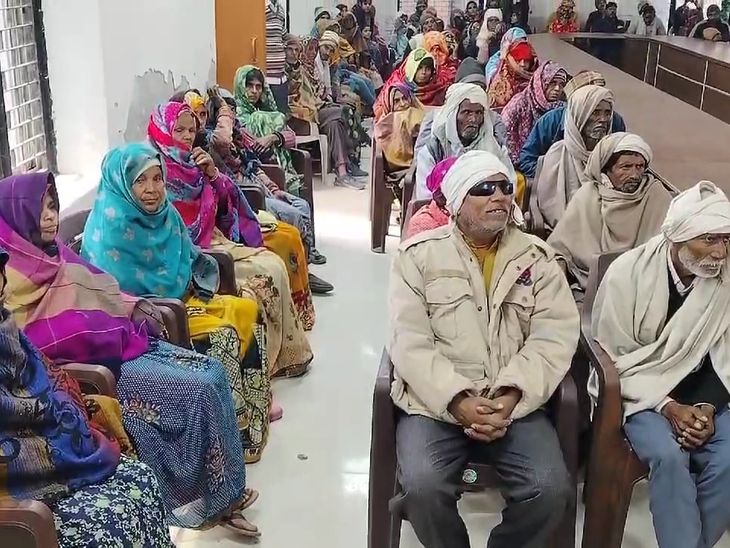MLA Puran Prakash distributed blankets in Raya, Mathura