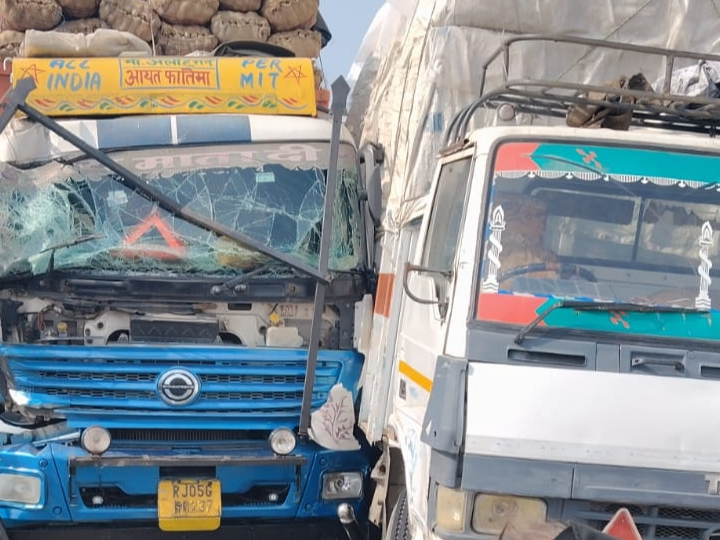 Two trucks collide fiercely on Kisan Path | किसान पथ पर दो ट्रकों की ...