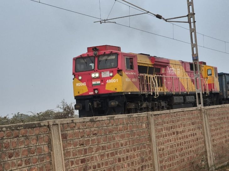 Goods train stopped for one hour between Nagaur-Mundwa | नागौर-मूंडवा ...