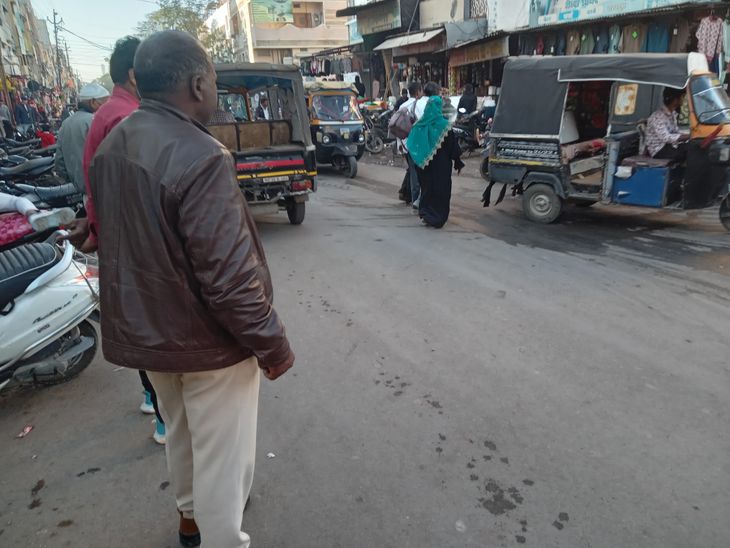 Lack of facilities at the station and gathering of cattle in the ...