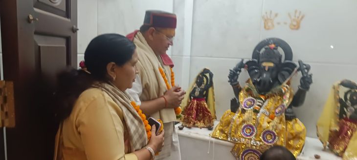 Atul Krishna offered prayers at Amruteshwar Mahadev Temple | अतुल कृष्ण ...