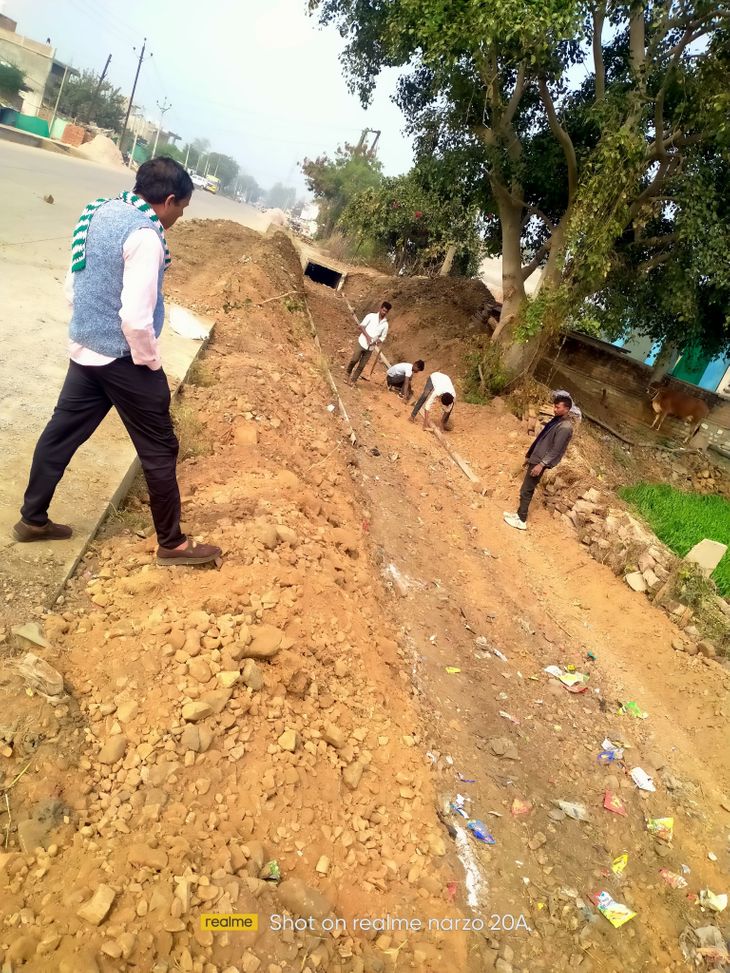 The construction work of the stopped CC drain started again | रुकी सीसी ...