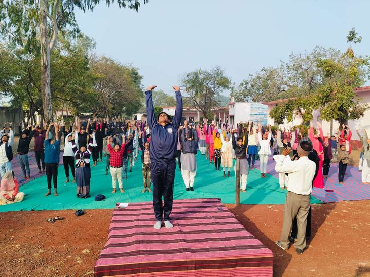 172 students performed Surya Namaskar | 172 छात्र-छात्राओं ने किया ...
