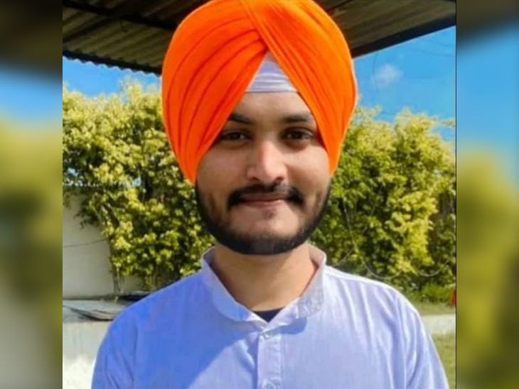 A young man got an electric shock while putting up a banner | खंभे पर ...