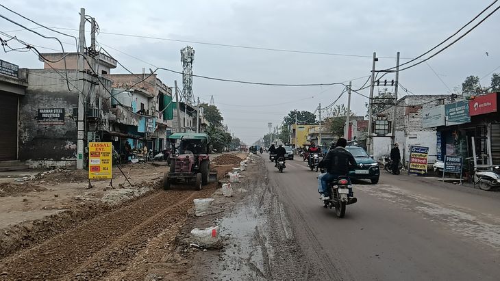 Mud and stones on Lumma Pind Chowk to Jandusingha Road, bikes and ...