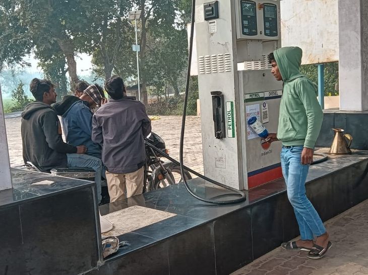 Ignoring traffic rules in Trilokpur | त्रिलोकपुर में ट्रैफिक नियम की ...