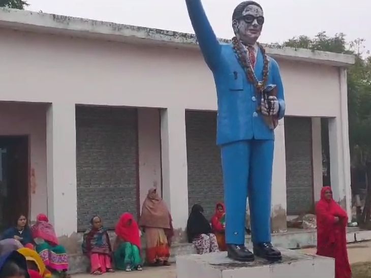 Ambedkar's statue smeared with soot in Raebareli | रायबरेली में अंबेडकर ...