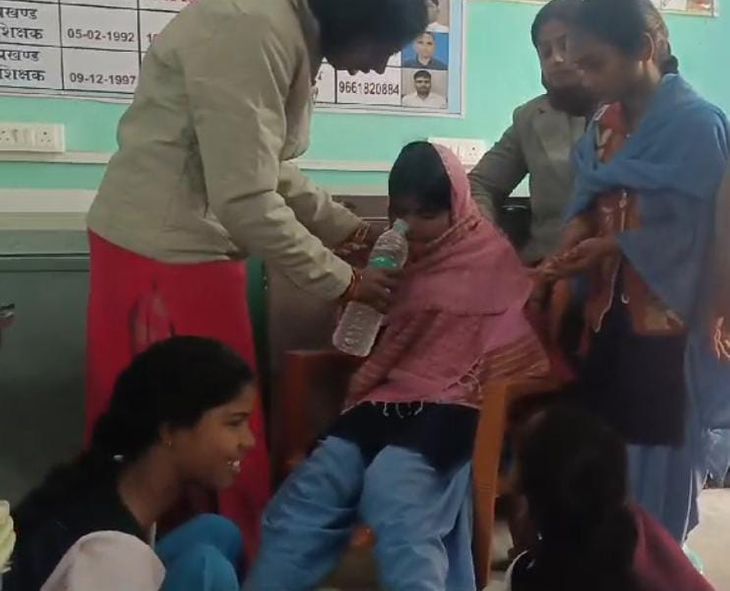 Class 7 student fainted due to cold in Rajauli | रजौली में ठंड से वर्ग ...