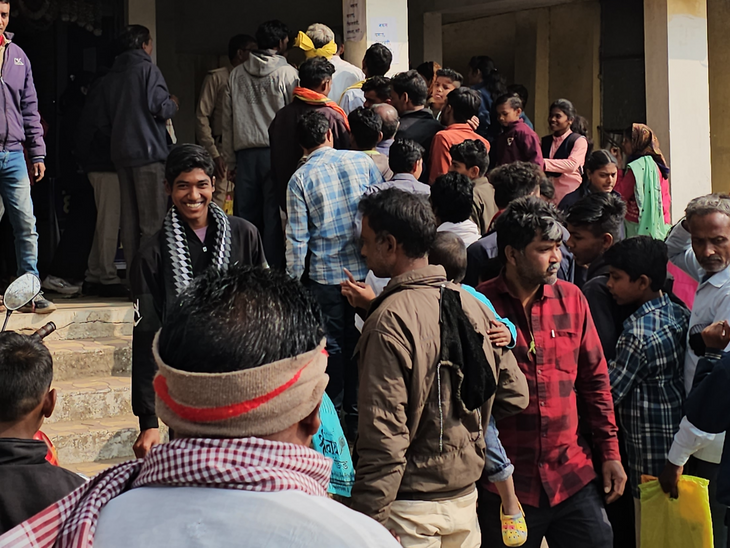 Huge crowd at the only Aadhaar center in Multai | मुल्ताई में एक मात्र ...