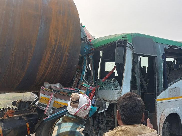 Trolley driver dies in collision with chartered bus | चार्टर्ड बस से ...