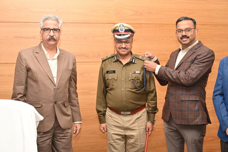 DGP wore the IG rank insignia | डीजीपी ने आईजी रैंक का चिन्ह लगाया ...