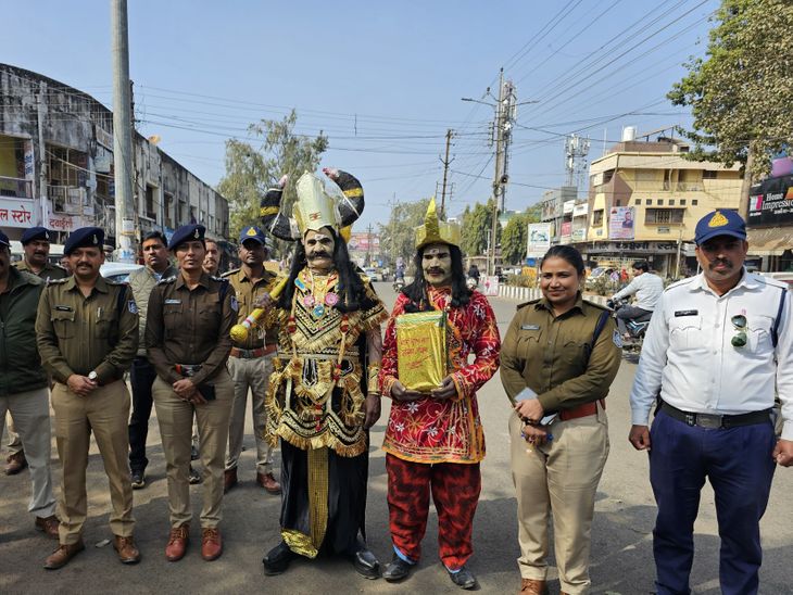 Neemuch: Yamraj and Chitragupt taught road safety
