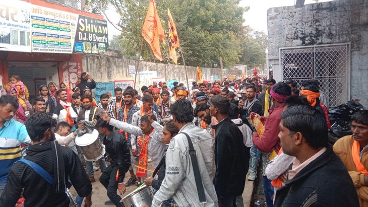 A grand procession was taken out at the flag conference, the flag was ...