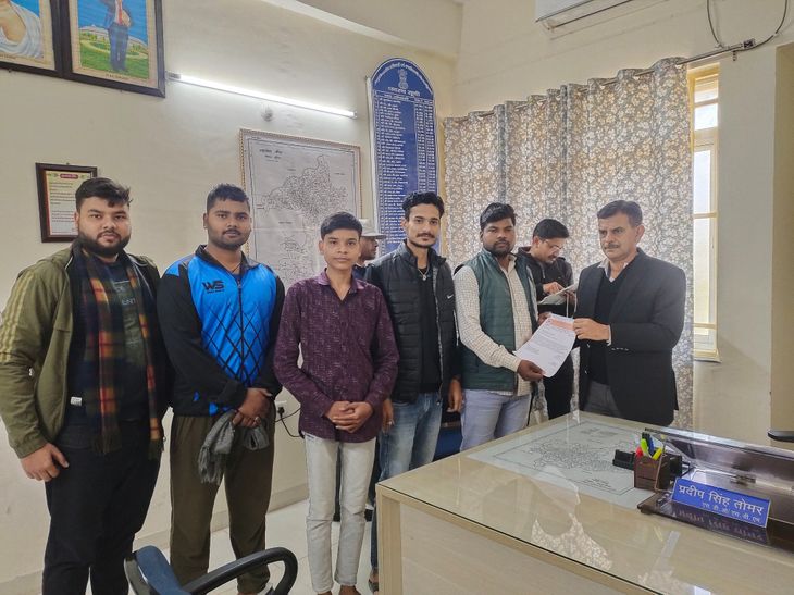 The student council submitted a memorandum to SDM Jaura | विद्यार्थी ...