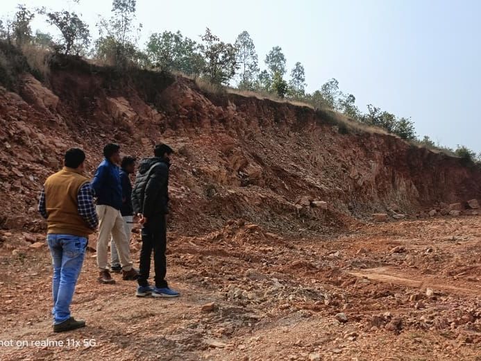 Poklane machine and dumper seized while doing illegal mining in Betul ...