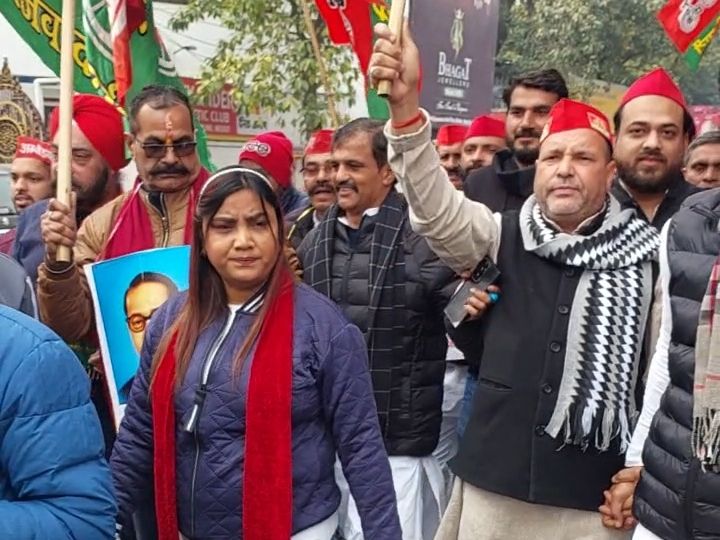 SP's strong protest at the collectorate in Meerut