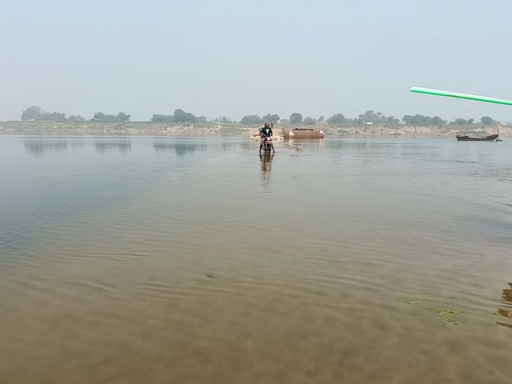Pipa bridge submerged due to release of water in Ganga in Muhammadabad ...