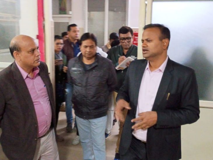 Bareilly DM's surprise inspection of women's district hospital | बरेली ...