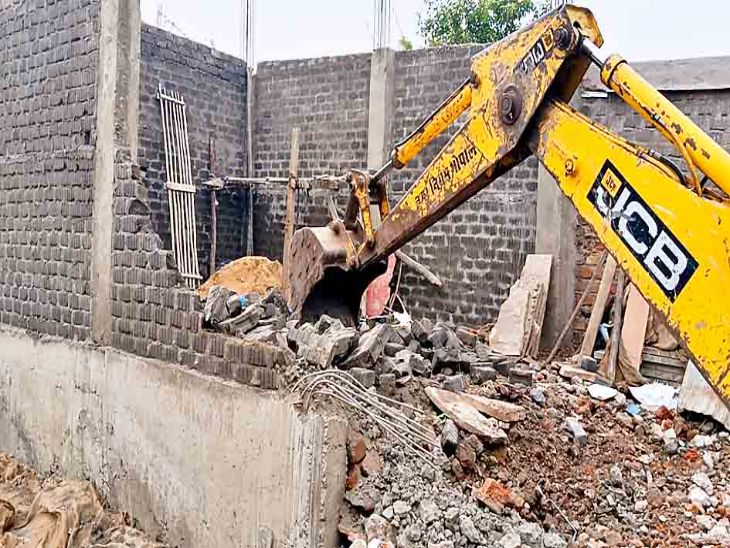 Illegal house being built in Abbas Nagar demolished | अब्बास नगर में बन ...