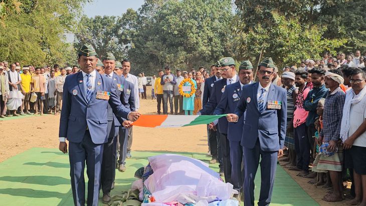 A retired soldier passed away and the whole village came out for his ...