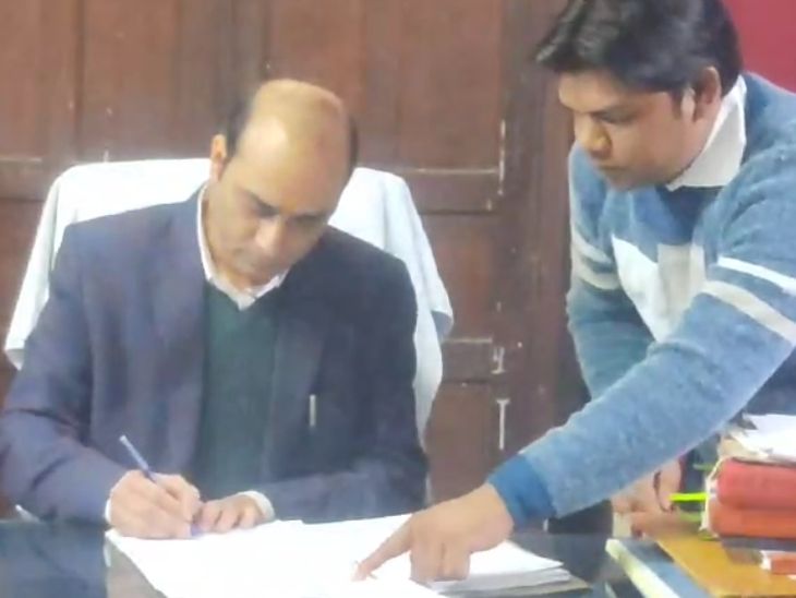 Pratapgarh's new DM Shiv Sahay Awasthi took charge | प्रतापगढ़ के नए DM ...