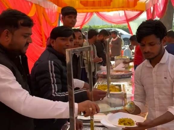 Khichdi feast became a symbol of unity in Haidergarh | हैदरगढ़ में ...