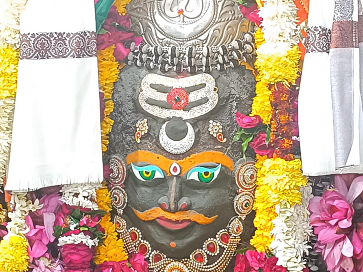 Baba Mahakal is adorned in the form of a king with Bhaang Tripund and ...