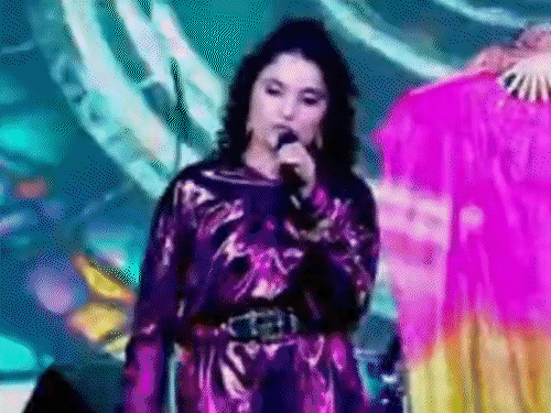 When fans threw Fruity at her, the singer said 'very bad' | एटा में ...