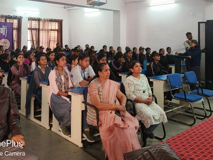 Road safety awareness program at Girls College, Vidisha | विदिशा के ...