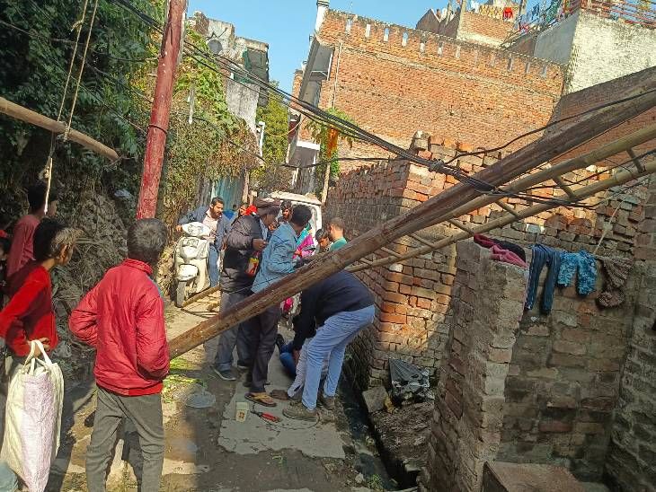 A lineman who climbed a dilapidated pole fell down | जर्जर पोल से ...