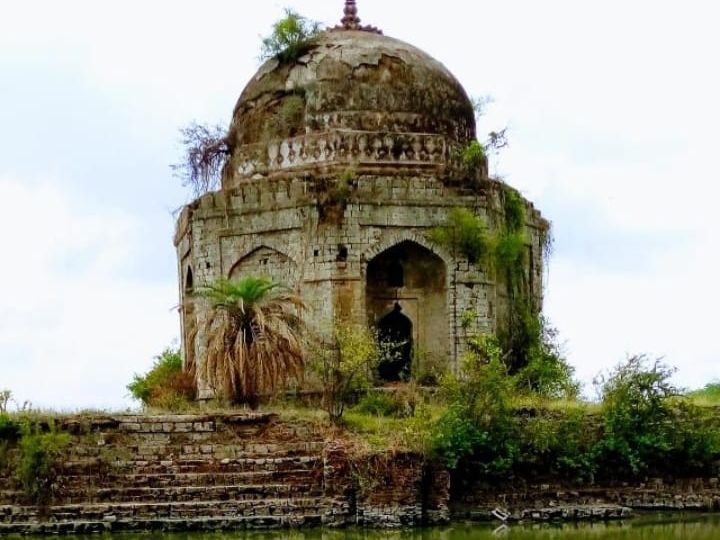 The story of the ancient Haud Mandir situated in the middle of the pond ...