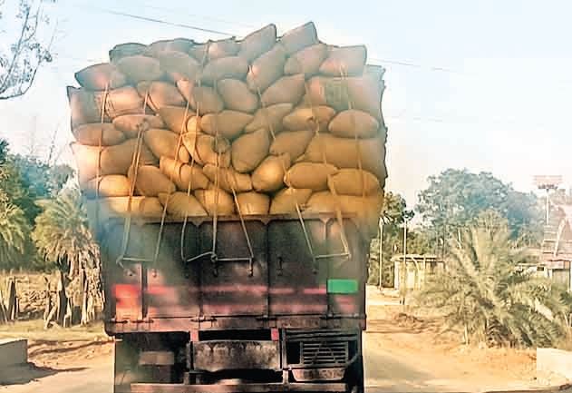 Arbitrariness in paddy lifting, 40 tonnes being loaded in a truck worth ...