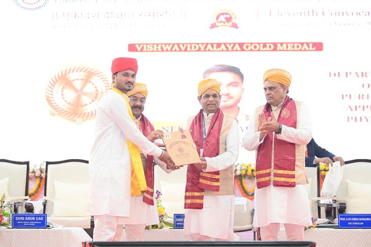 University topper Neeraj got gold medal in Physics | फिजिक्स में विवि ...