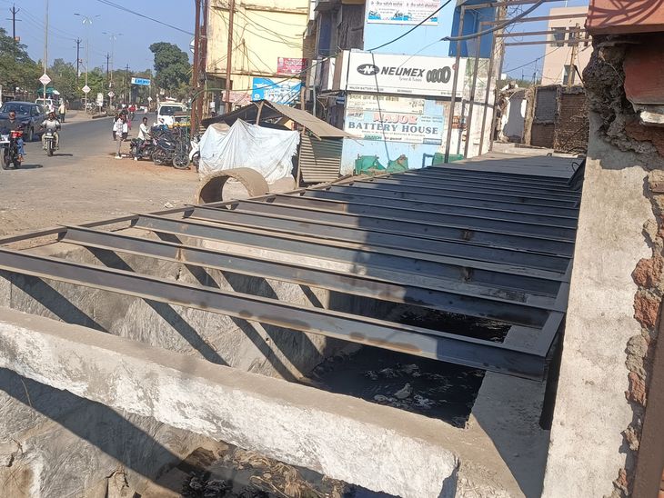 Shopkeepers did not remove encroachment from the drain of the bus stand ...