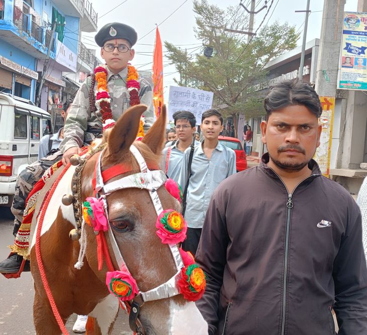 The students of the school garlanded the statue of Subhash Chandra Bose ...