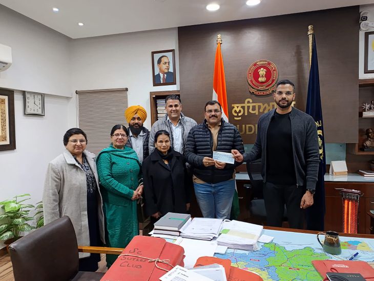 VSSL handed over a cheque of Rs 4 lakh for sports promotion