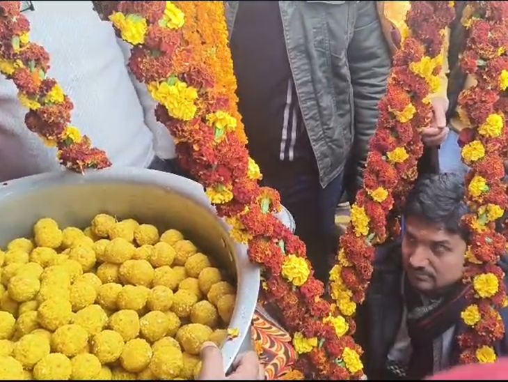 BAGHA NEWS, BETTIAH NEWS, The public weighed Valmikinagar MLA Rinku ...