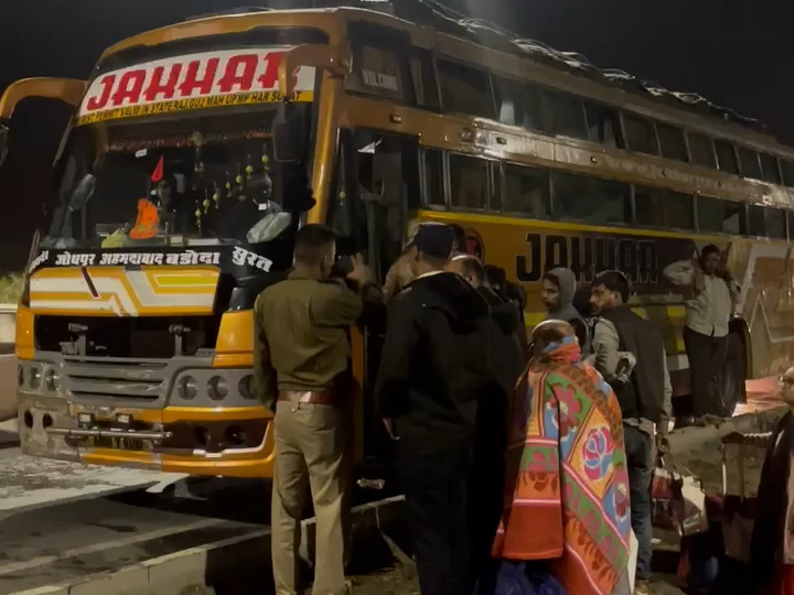 A bus full of passengers caught fire in Pali
